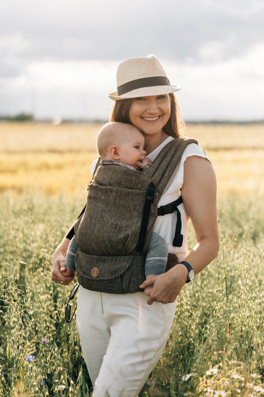 Mama & Roo's Babywearing Baby Carriers